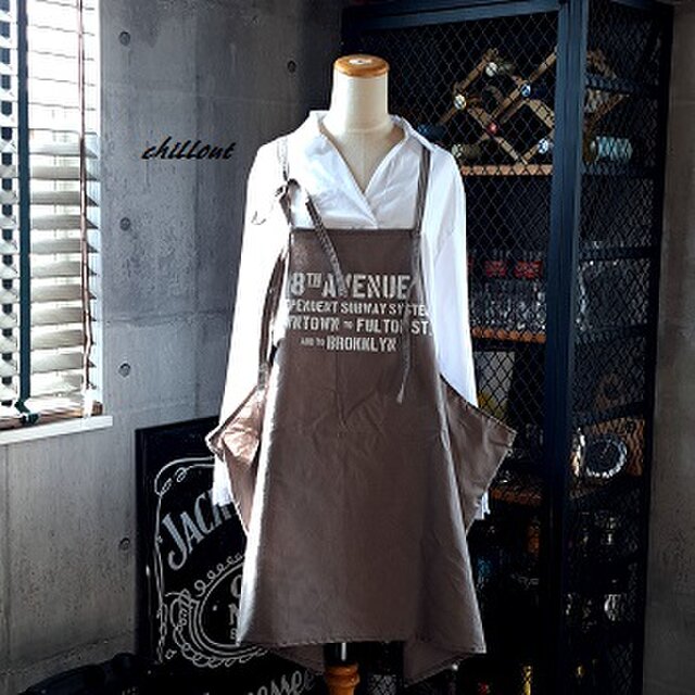 【背中がかわいい】エプロンドレス：チャコール×ブルックリンバスサイン【0624】 | iichi 日々の暮らしを心地よくするハンドメイドやアンティークのマーケットプレイス