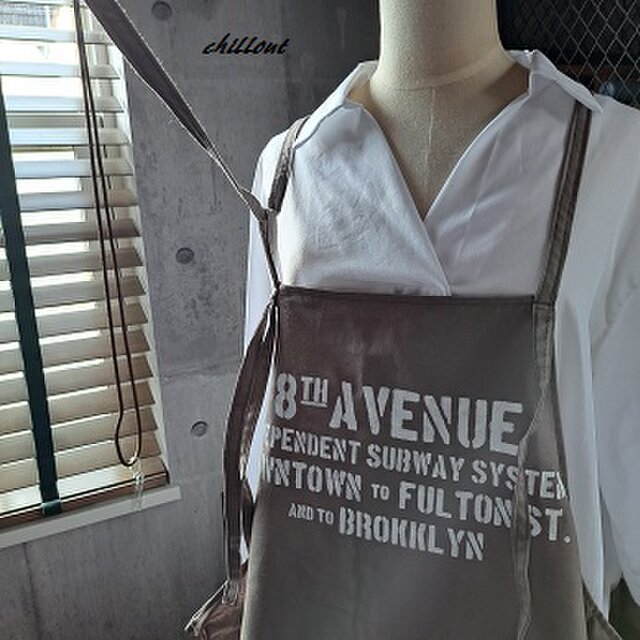 【背中がかわいい】エプロンドレス：チャコール×ブルックリンバスサイン【0624】 | iichi 日々の暮らしを心地よくするハンドメイドやアンティークのマーケットプレイス