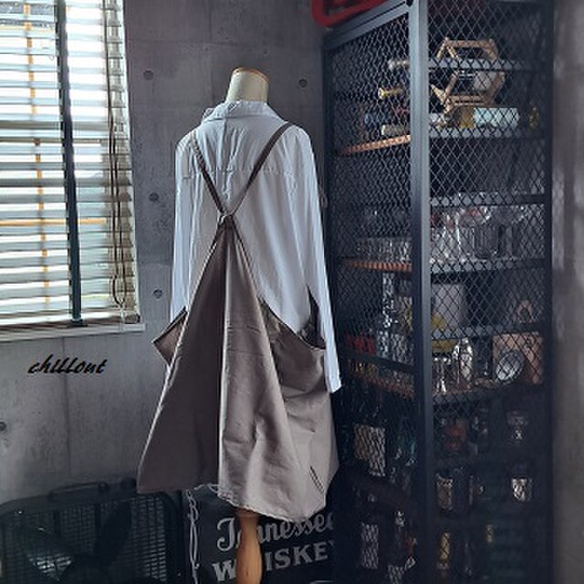 【背中がかわいい】エプロンドレス：チャコール×ブルックリンバスサイン【0624】 | iichi 日々の暮らしを心地よくするハンドメイドやアンティークのマーケットプレイス