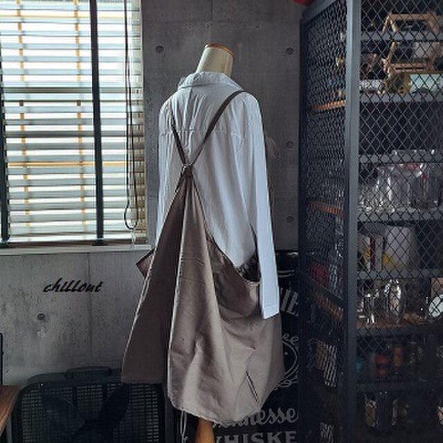 【背中がかわいい】エプロンドレス：チャコール×ブルックリンバスサイン【0624】 | iichi 日々の暮らしを心地よくするハンドメイドやアンティークのマーケットプレイス