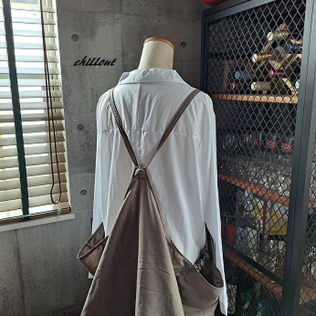 【背中がかわいい】エプロンドレス：チャコール×ブルックリンバスサイン【0624】 | iichi 日々の暮らしを心地よくするハンドメイドやアンティークのマーケットプレイス