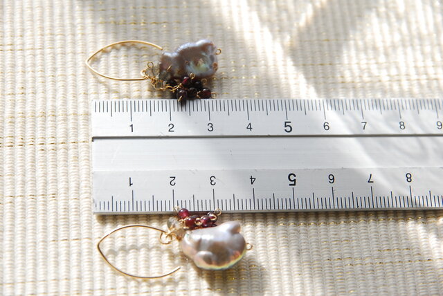 モーヴピンクケシパールと小粒ガーネットとラブラドライトの房ピアス14kgf | iichi 日々の暮らしを心地よくするハンドメイドやアンティークのマーケットプレイス