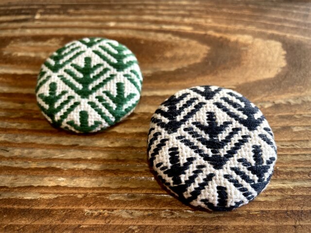 こぎん刺し ブローチ〔松笠・ブラック〕 | iichi 日々の暮らしを心地よくするハンドメイドやアンティークのマーケットプレイス