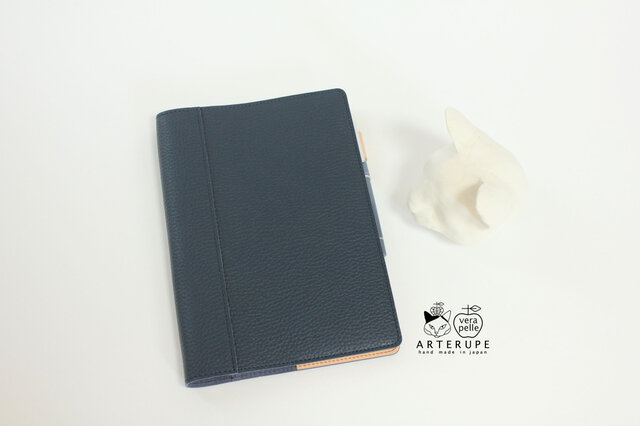 Poet・ポエト インクブルー A5サイズ 本革ノートブックカバー ほぼ日カズン | iichi 日々の暮らしを心地よくするハンドメイドやアンティークのマーケットプレイス