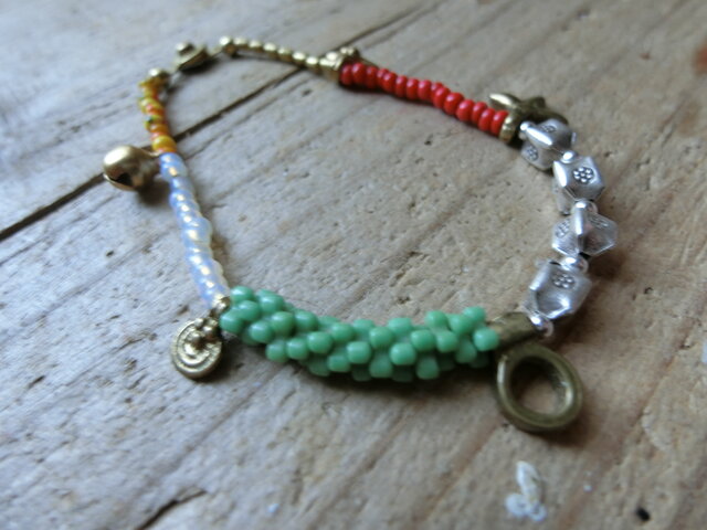 ＊happy price＊古のビーズパッチ＋チャームブレス@真鍮のチャーム色々＋ビーズいろいろ | iichi 日々の暮らしを心地よくするハンドメイドやアンティークのマーケットプレイス