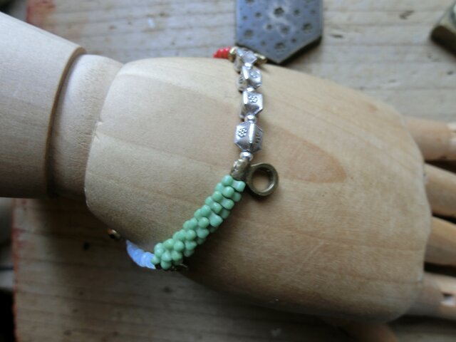 ＊happy price＊古のビーズパッチ＋チャームブレス@真鍮のチャーム色々＋ビーズいろいろ | iichi 日々の暮らしを心地よくするハンドメイドやアンティークのマーケットプレイス