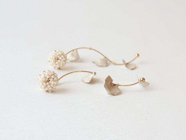 わたしの庭 3【earring】 | iichi 日々の暮らしを心地よくするハンドメイドやアンティークのマーケットプレイス