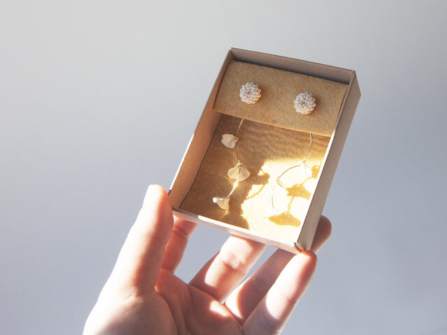わたしの庭 3【earring】 | iichi 日々の暮らしを心地よくするハンドメイドやアンティークのマーケットプレイス