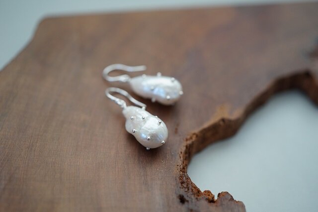 【drop】silver925淡水バロックのドットフックピアス | iichi 日々の暮らしを心地よくするハンドメイドやアンティークのマーケットプレイス