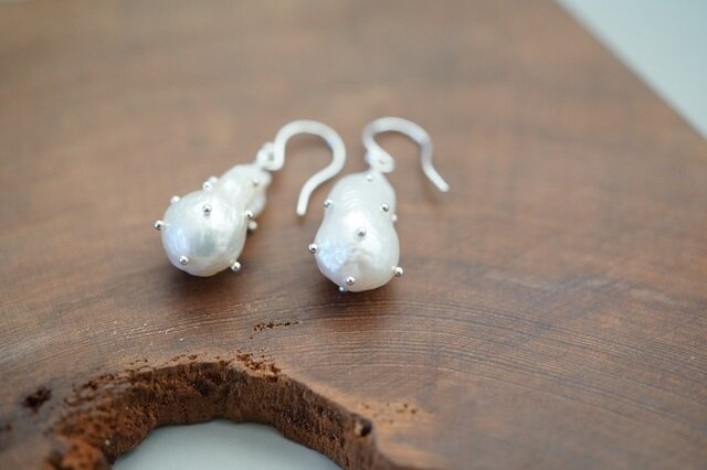 【drop】silver925淡水バロックのドットフックピアス | iichi 日々の暮らしを心地よくするハンドメイドやアンティークのマーケットプレイス