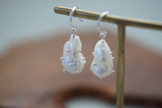 【drop】silver925淡水バロックのドットフックピアス | iichi 日々の暮らしを心地よくするハンドメイドやアンティークのマーケットプレイス