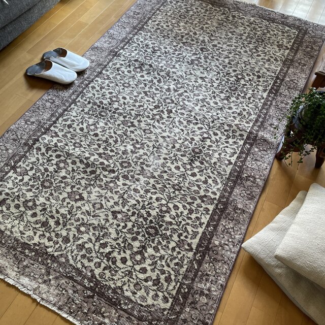 107×190 くすみラベンダー クリーム 草花サークル トルコヴィンテージラグ | iichi 日々の暮らしを心地よくするハンドメイドやアンティークのマーケットプレイス