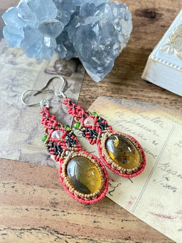 アンバー 琥珀 マクラメピアス | iichi 日々の暮らしを心地よくするハンドメイドやアンティークのマーケットプレイス