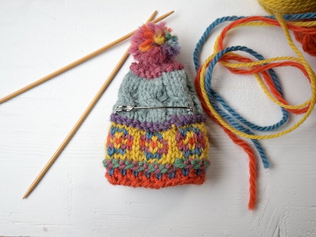 【ニットブローチ】帽子型 item24 | iichi 日々の暮らしを心地よくするハンドメイドやアンティークのマーケットプレイス