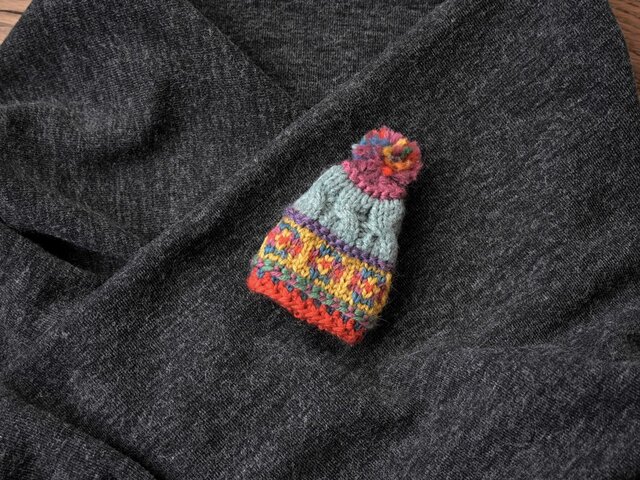 【ニットブローチ】帽子型 item24 | iichi 日々の暮らしを心地よくするハンドメイドやアンティークのマーケットプレイス