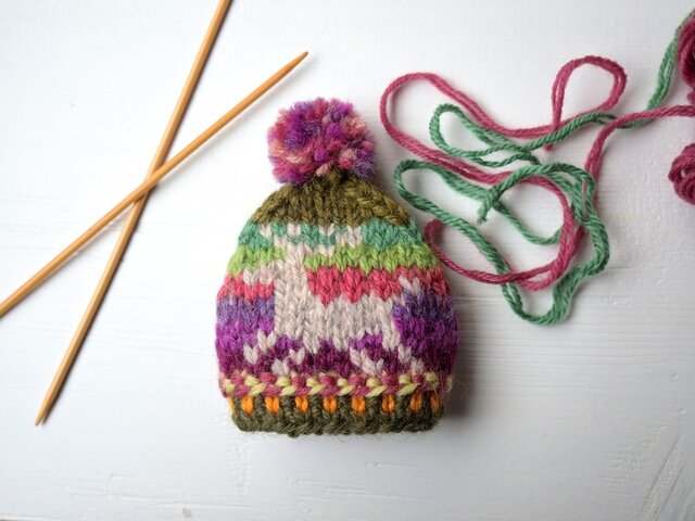 【ニットブローチ】帽子型 item27 | iichi 日々の暮らしを心地よくするハンドメイドやアンティークのマーケットプレイス