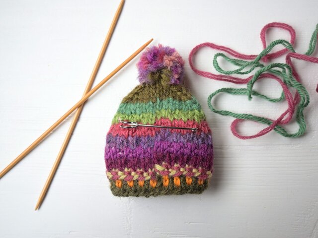 【ニットブローチ】帽子型 item27 | iichi 日々の暮らしを心地よくするハンドメイドやアンティークのマーケットプレイス