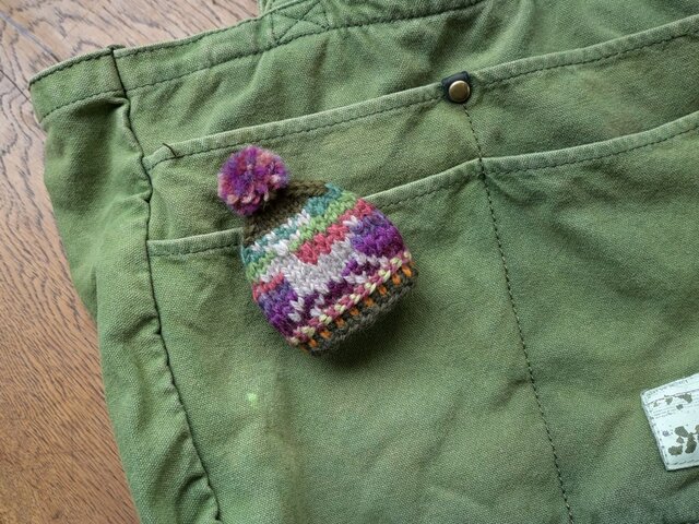 【ニットブローチ】帽子型 item27 | iichi 日々の暮らしを心地よくするハンドメイドやアンティークのマーケットプレイス