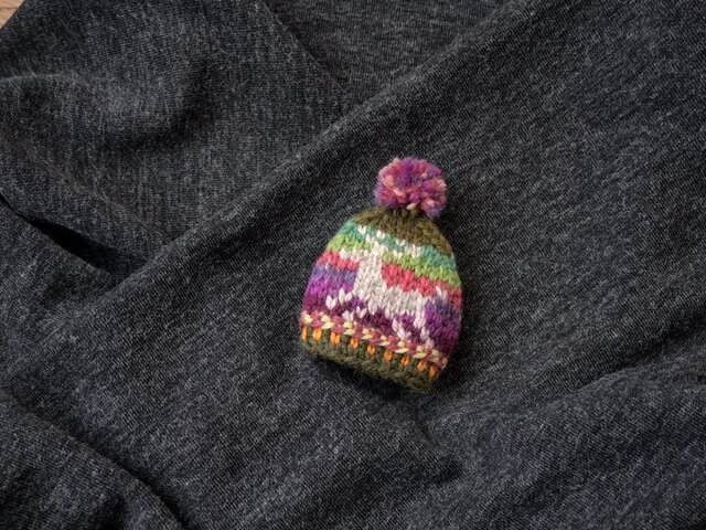 【ニットブローチ】帽子型 item27 | iichi 日々の暮らしを心地よくするハンドメイドやアンティークのマーケットプレイス