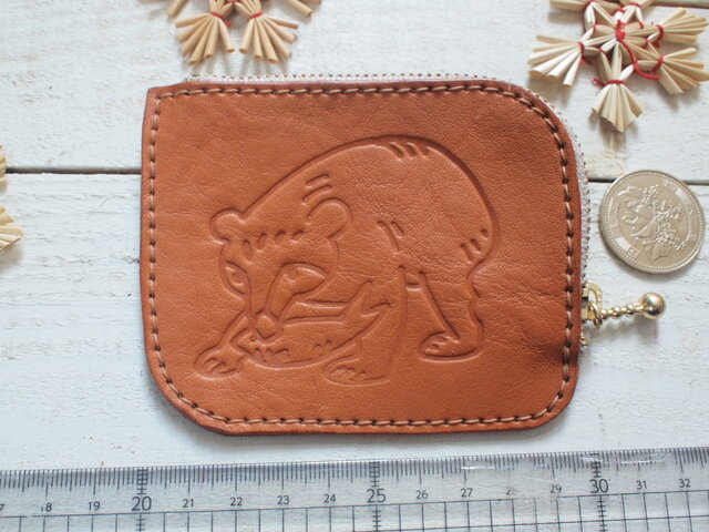 ヌメ革 キャメル 木彫り熊さん カード入ります No.37 | iichi 日々の暮らしを心地よくするハンドメイドやアンティークのマーケットプレイス