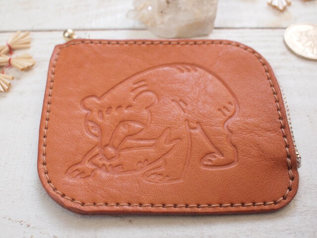 ヌメ革 キャメル 木彫り熊さん カード入ります No.37 | iichi 日々の暮らしを心地よくするハンドメイドやアンティークのマーケットプレイス