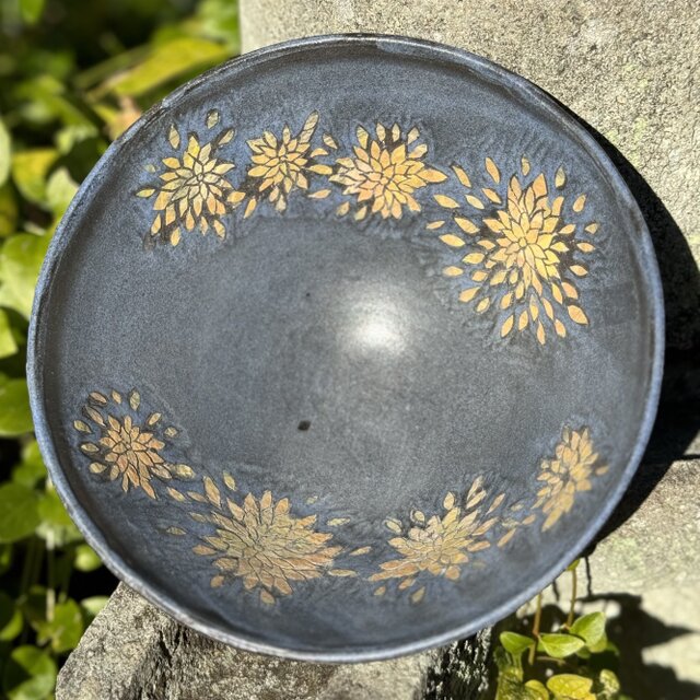 掻き落とし中鉢 ー水面の花 ⅰ | iichi 日々の暮らしを心地よくするハンドメイドやアンティークのマーケットプレイス