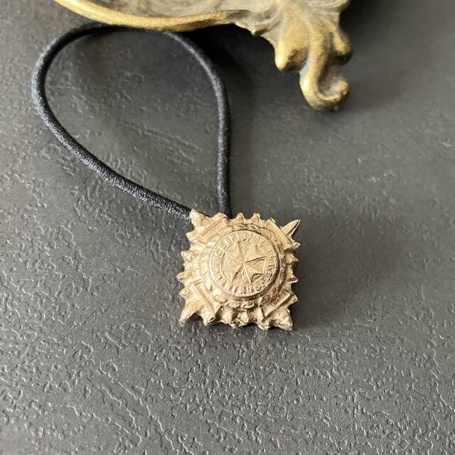 {BZ} 英国スタッズ ヘアゴム | iichi 日々の暮らしを心地よくするハンドメイドやアンティークのマーケットプレイス