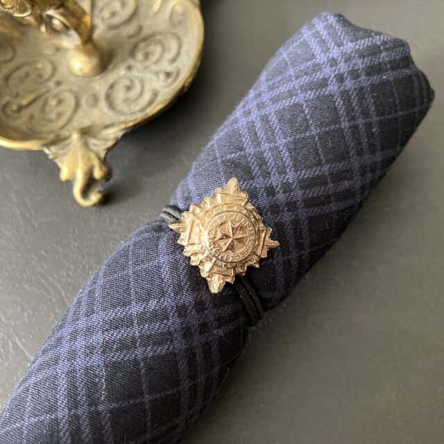 {BZ} 英国スタッズ ヘアゴム | iichi 日々の暮らしを心地よくするハンドメイドやアンティークのマーケットプレイス