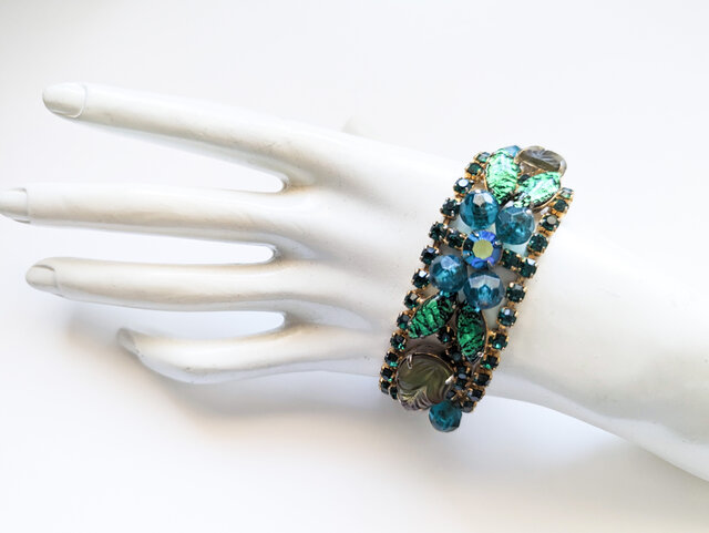 WEISS エメラルドグリーン ラインストーン ブレスレット | iichi 日々の暮らしを心地よくするハンドメイドやアンティークのマーケットプレイス