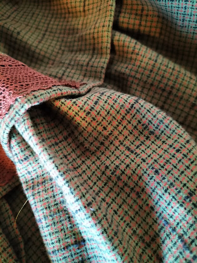 ドールの背丈が67～70cm用 細かいチェックのドレスとベレー帽 （グレーグリーン系） | iichi 日々の暮らしを心地よくするハンドメイドやアンティークのマーケットプレイス