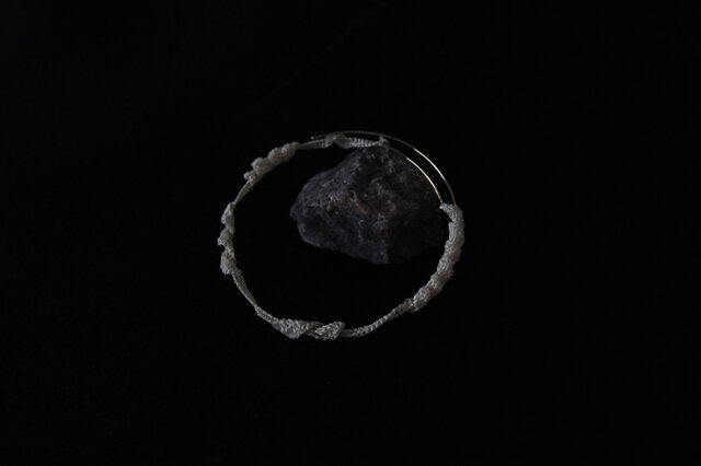 frilled bangle | iichi 日々の暮らしを心地よくするハンドメイドやアンティークのマーケットプレイス