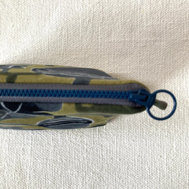 型染め マチありサコッシュポーチ・S「どんぐりの森」 | iichi 日々の暮らしを心地よくするハンドメイドやアンティークのマーケットプレイス