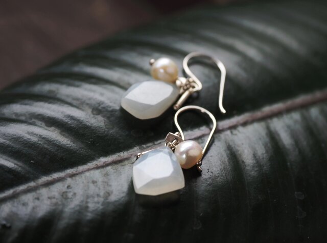-White moonstone・Pearl- silver pierce | iichi 日々の暮らしを心地よくするハンドメイドやアンティークのマーケットプレイス