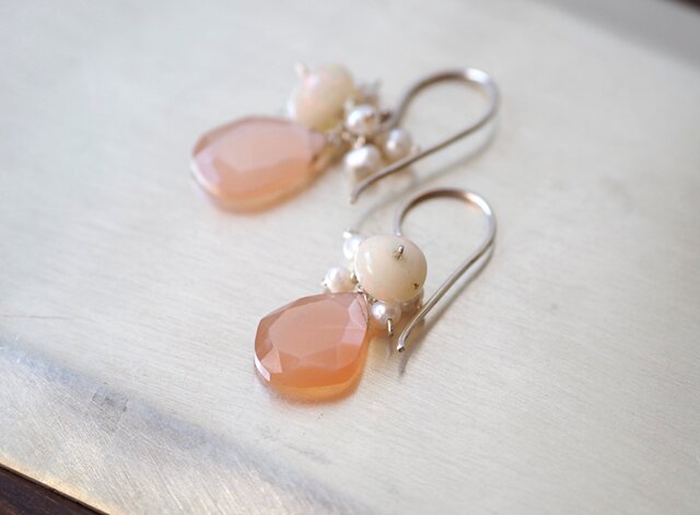-Peach moonstone・Opal- silver pierce | iichi 日々の暮らしを心地よくするハンドメイドやアンティークのマーケットプレイス