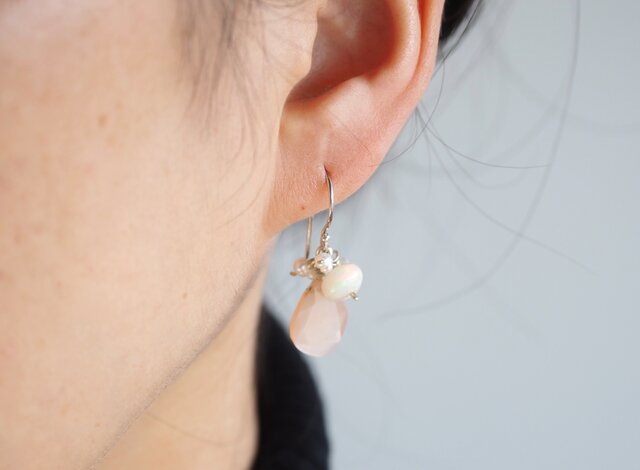 -Peach moonstone・Opal- silver pierce | iichi 日々の暮らしを心地よくするハンドメイドやアンティークのマーケットプレイス