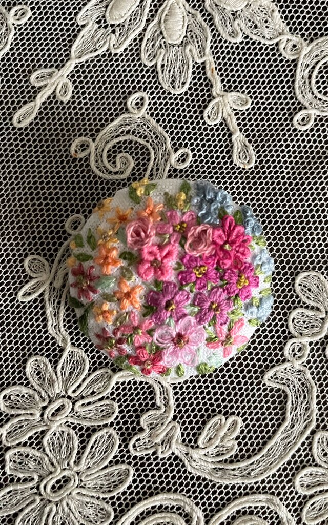 お花のブローチB | iichi 日々の暮らしを心地よくするハンドメイドやアンティークのマーケットプレイス