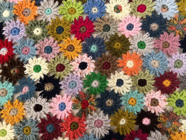 *マーガレットモチーフのブランケット* | iichi 日々の暮らしを心地よくするハンドメイドやアンティークのマーケットプレイス