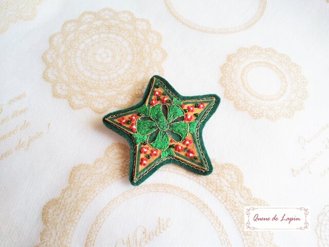 クリスマスの星型刺繍ブローチ | iichi 日々の暮らしを心地よくするハンドメイドやアンティークのマーケットプレイス