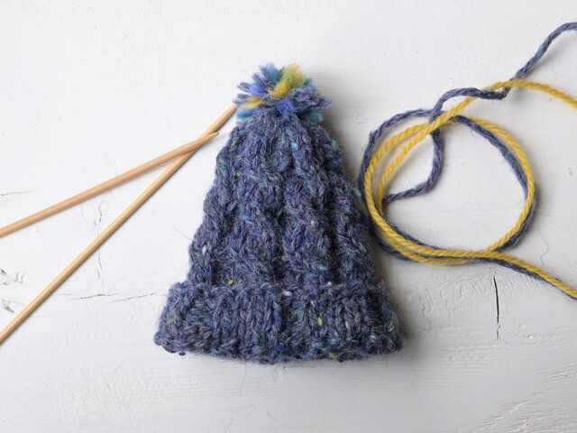 【ニットブローチ】帽子型 item28 | iichi 日々の暮らしを心地よくするハンドメイドやアンティークのマーケットプレイス