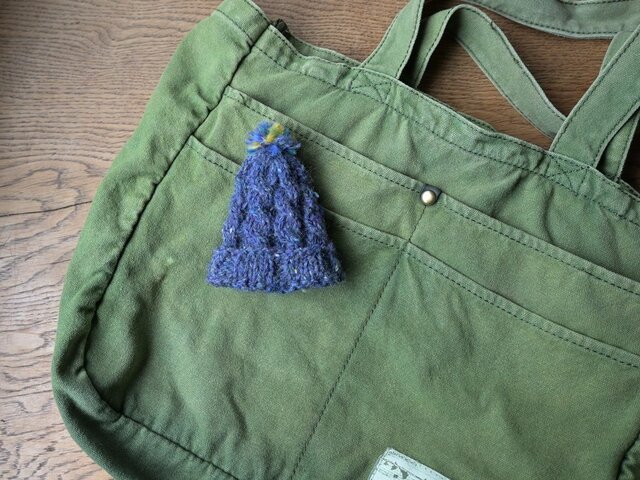 【ニットブローチ】帽子型 item28 | iichi 日々の暮らしを心地よくするハンドメイドやアンティークのマーケットプレイス