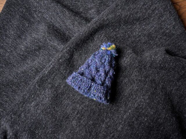 【ニットブローチ】帽子型 item28 | iichi 日々の暮らしを心地よくするハンドメイドやアンティークのマーケットプレイス