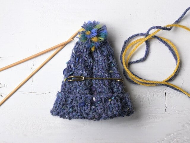 【ニットブローチ】帽子型 item28 | iichi 日々の暮らしを心地よくするハンドメイドやアンティークのマーケットプレイス