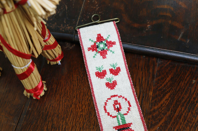 クリスマスベル付き刺繍壁飾り | iichi 日々の暮らしを心地よくするハンドメイドやアンティークのマーケットプレイス