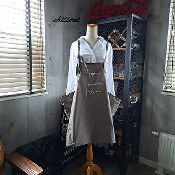 【背中がかわいい】エプロンドレス：チャコール×英字【0630】 | iichi 日々の暮らしを心地よくするハンドメイドやアンティークのマーケットプレイス