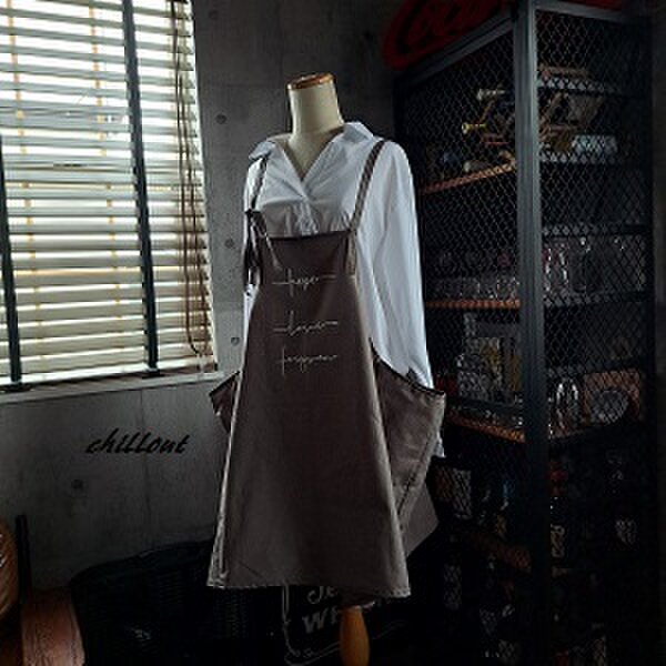 【背中がかわいい】エプロンドレス：チャコール×英字【0630】 | iichi 日々の暮らしを心地よくするハンドメイドやアンティークのマーケットプレイス