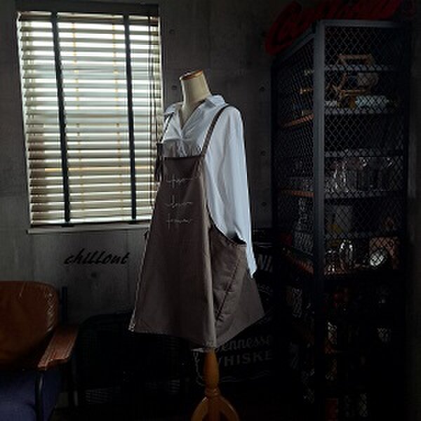 【背中がかわいい】エプロンドレス：チャコール×英字【0630】 | iichi 日々の暮らしを心地よくするハンドメイドやアンティークのマーケットプレイス