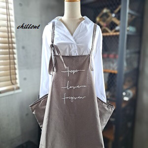 【背中がかわいい】エプロンドレス：チャコール×英字【0630】 | iichi 日々の暮らしを心地よくするハンドメイドやアンティークのマーケットプレイス