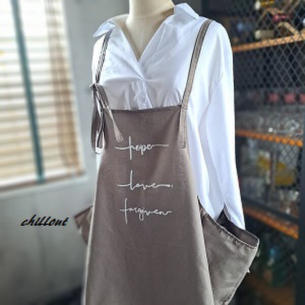 【背中がかわいい】エプロンドレス：チャコール×英字【0630】 | iichi 日々の暮らしを心地よくするハンドメイドやアンティークのマーケットプレイス