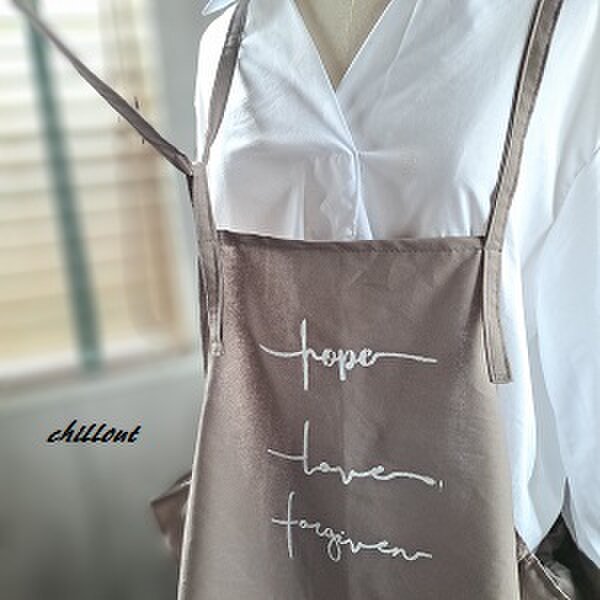 【背中がかわいい】エプロンドレス：チャコール×英字【0630】 | iichi 日々の暮らしを心地よくするハンドメイドやアンティークのマーケットプレイス