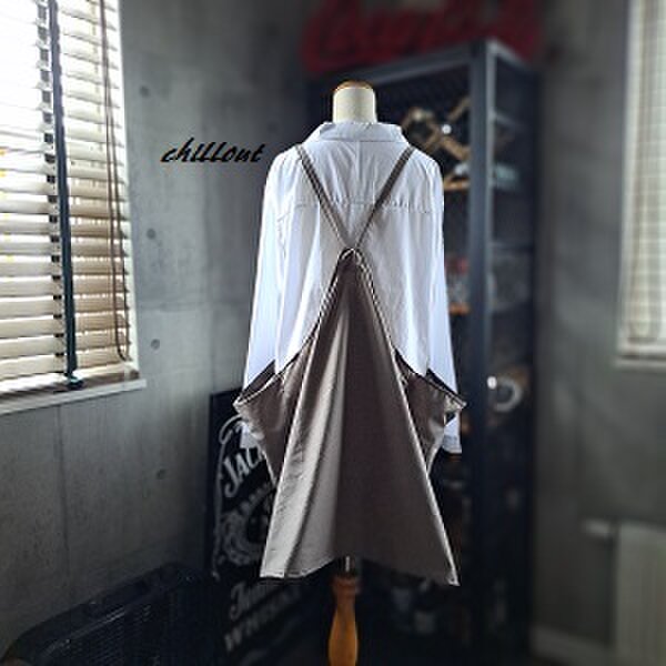 【背中がかわいい】エプロンドレス：チャコール×英字【0630】 | iichi 日々の暮らしを心地よくするハンドメイドやアンティークのマーケットプレイス